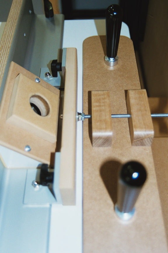 Micro-Adjuster For A Router Table Fence - The SawdustZone